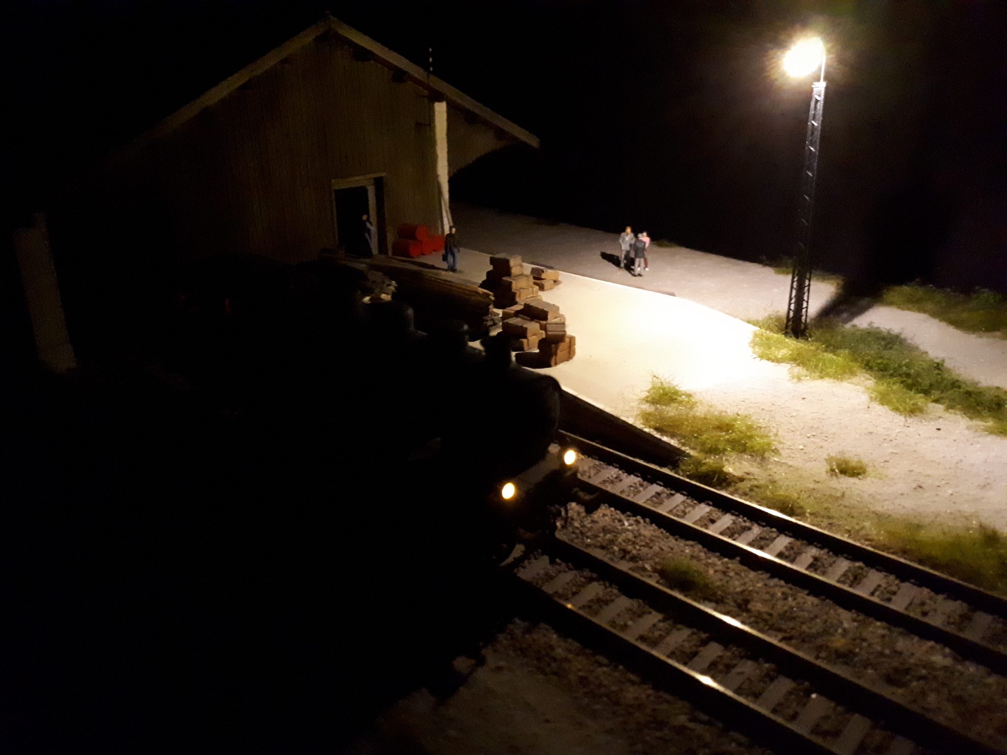Ambiance de nuit, pylônes de chez Maketis.com - La patine des trains